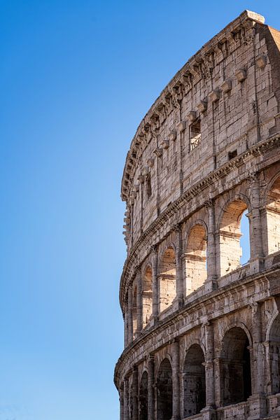 Colosseum in Rome met strak blauwe lucht van Michael Bollen op canvas ...