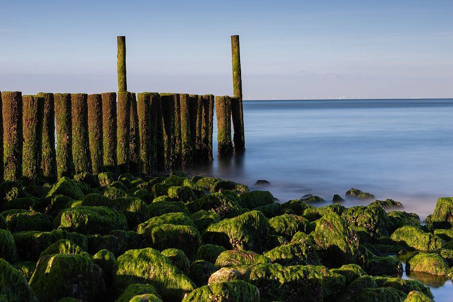 rustieke ochtend op het Zeeuwse strand met de typische Nederlandse ...