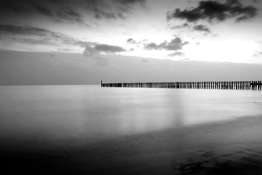 Golfbreker bij Westkapelle zwart-wit van Patrick LR Verbeeck op canvas ...