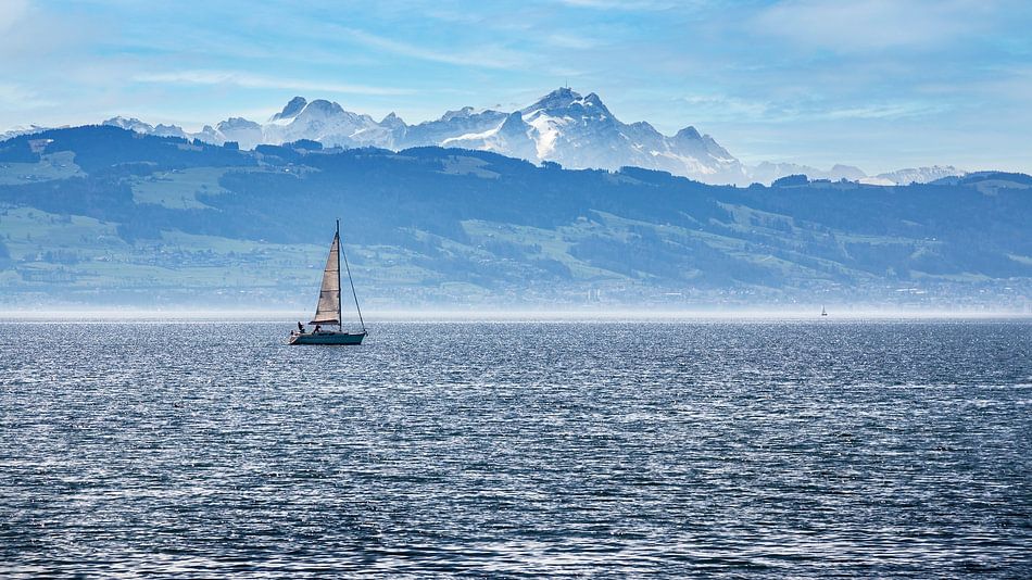 Un voilier sur le lac de Constance en Allemagne par l'artiste Thomas Heitz