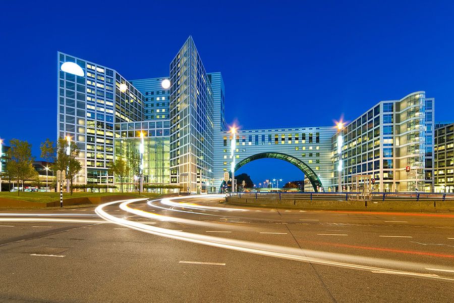 Nachtfoto Haagse Poort te Den Haag van Anton de Zeeuw op canvas, behang ...