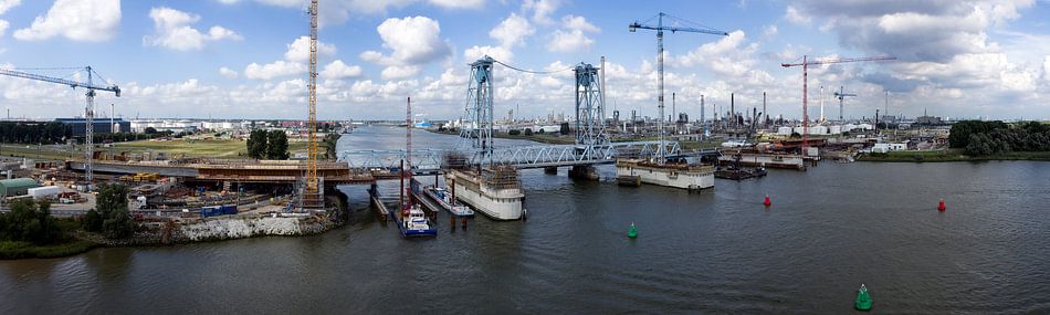 Panorama van de botlekbrug in aanbouw (luchtfoto) van Hans Elbers op ...