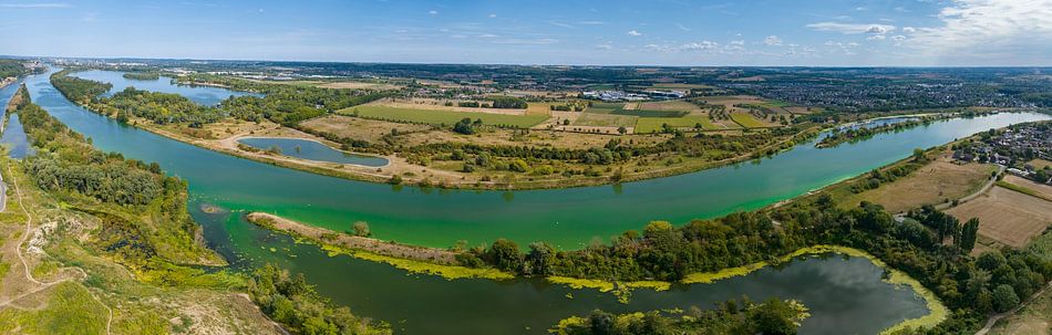 Maas rivierlandschap tijdens een droge zomer van bovenaf gezien van ...