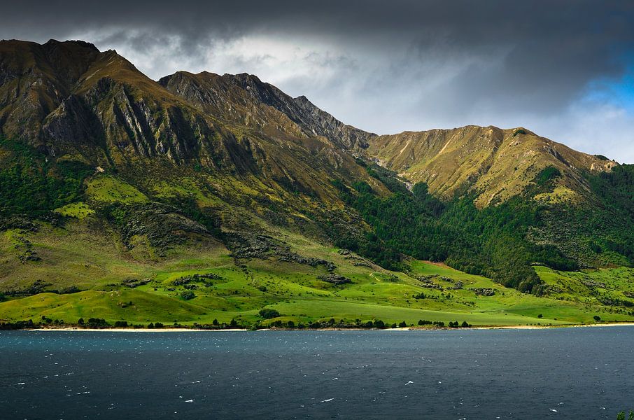 Gebergten bij Lake Hawea in Nieuw Zeeland van RB-Photography op canvas ...