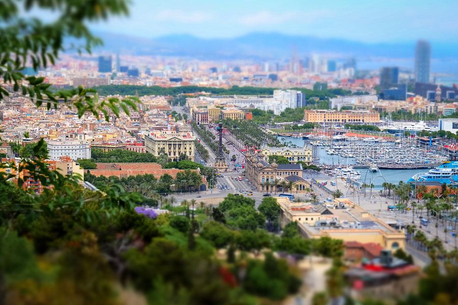 Uitzicht op La Rambla Barcelona vanaf de Montjuïc met tilt-shift ...