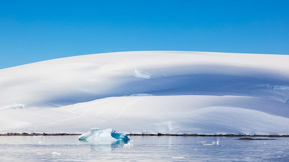 Berglandschap met ijsbergen op Antarctica van Hillebrand Breuker op ...