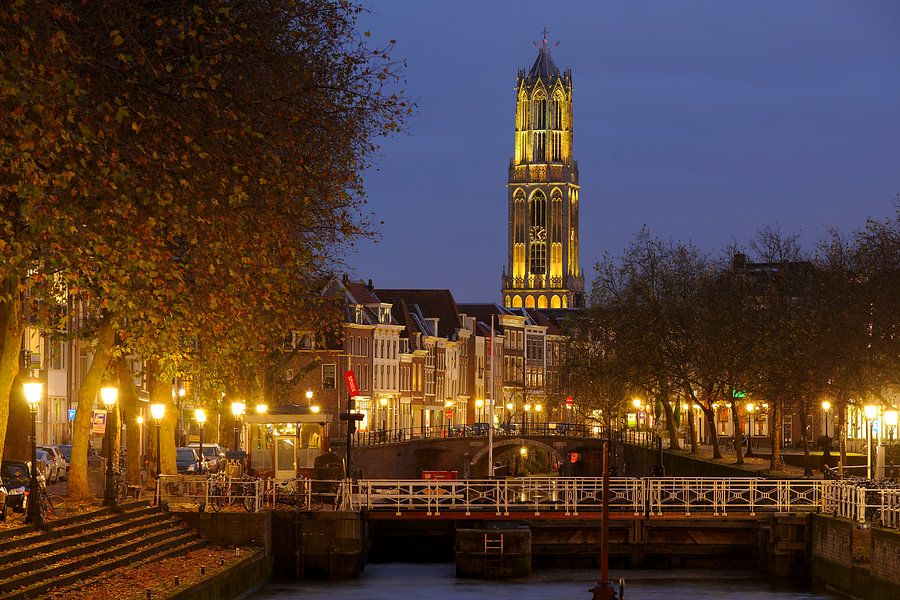 Weerdsluis, Oudegracht en gele Domtoren in Utrecht van Donker Utrecht ...