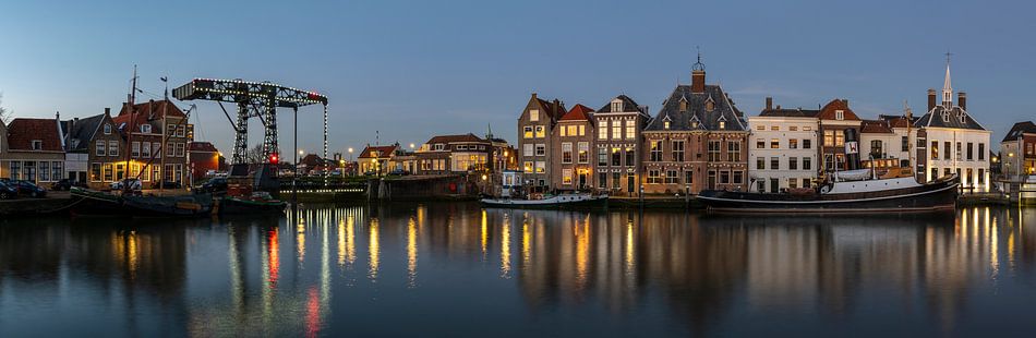 Maassluis Haven bij Nacht van Daan Kloeg op canvas, behang en meer