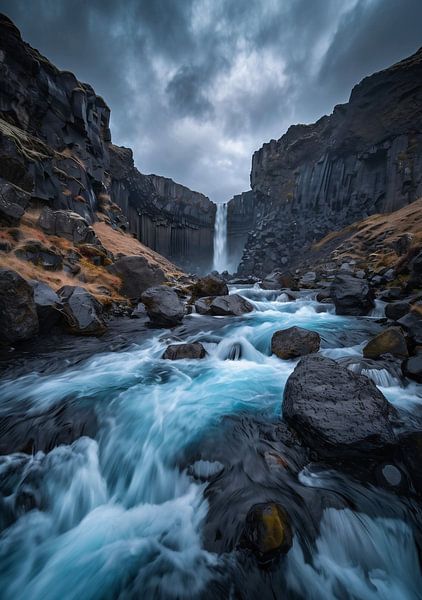 Waterstroom tussen bergen van fernlichtsicht op canvas, behang en meer