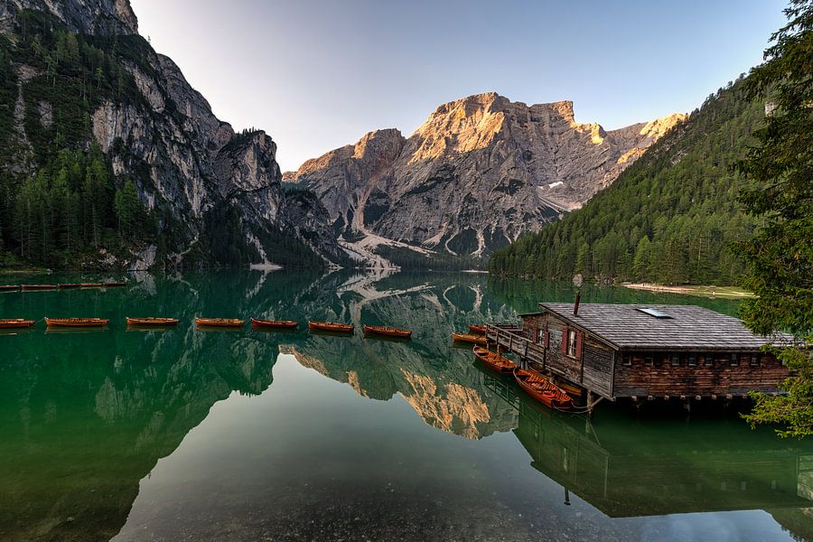 Lago di Braies in Italie van Michael Bollen op canvas, behang en meer