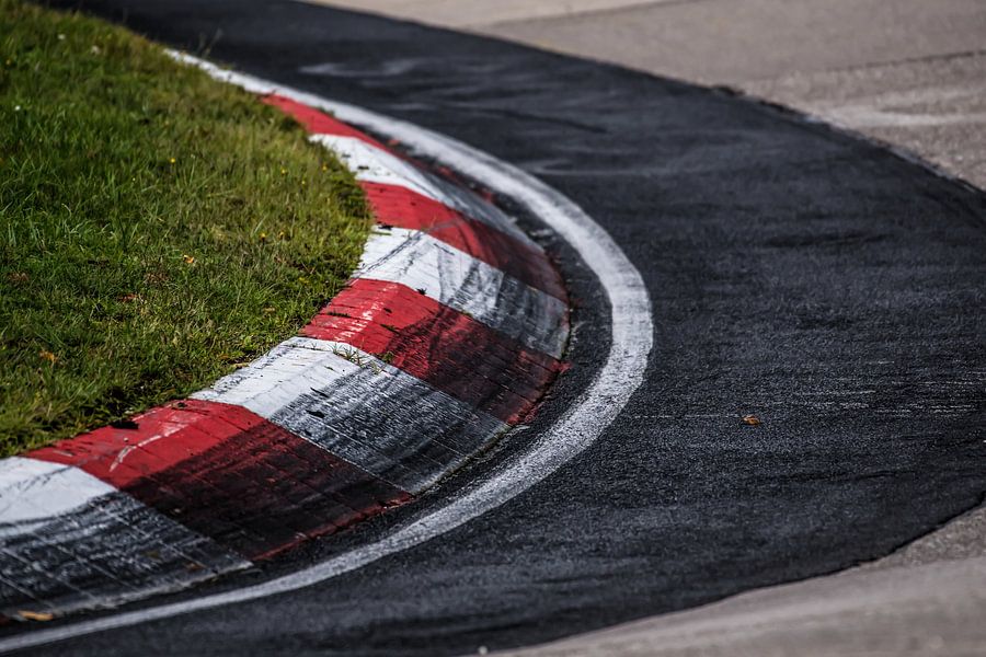 Prachtige bocht op een race circuit van Bas Fransen op canvas, behang ...