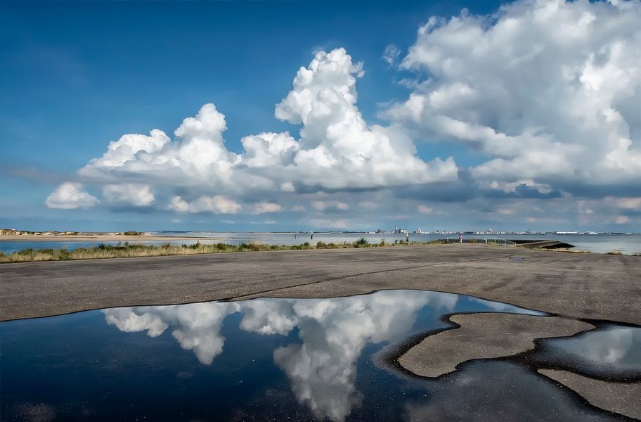 Reflectie wolkenlucht aan zee in Breskens. van Ellen Driesse op canvas ...