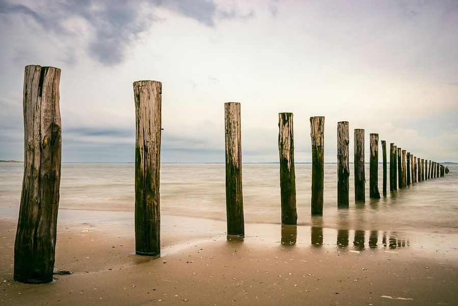 Strandpalen in zee op het Noordzeestrand van Sjoerd van der Wal ...