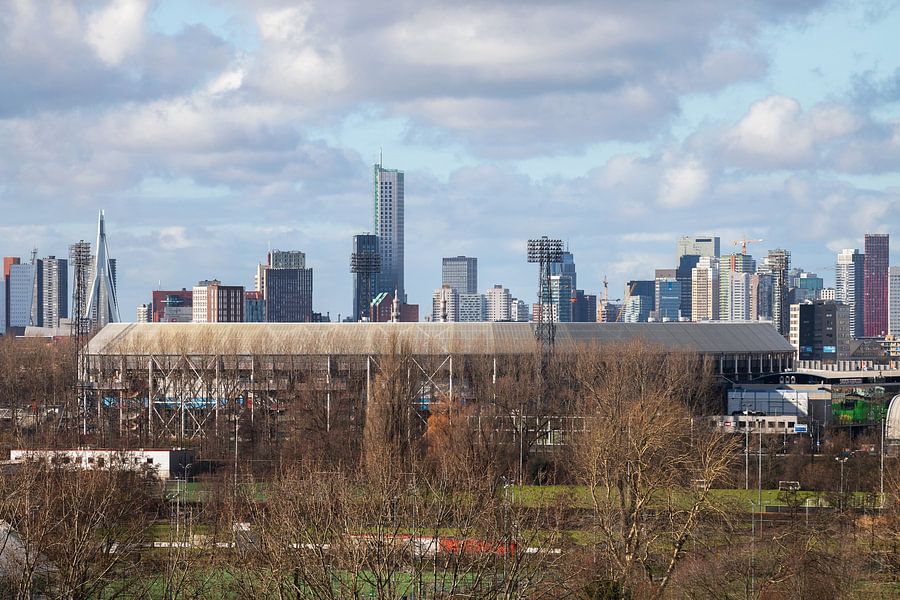 Het schitterende Feijenoord Stadion De Kuip met de skyline van ...