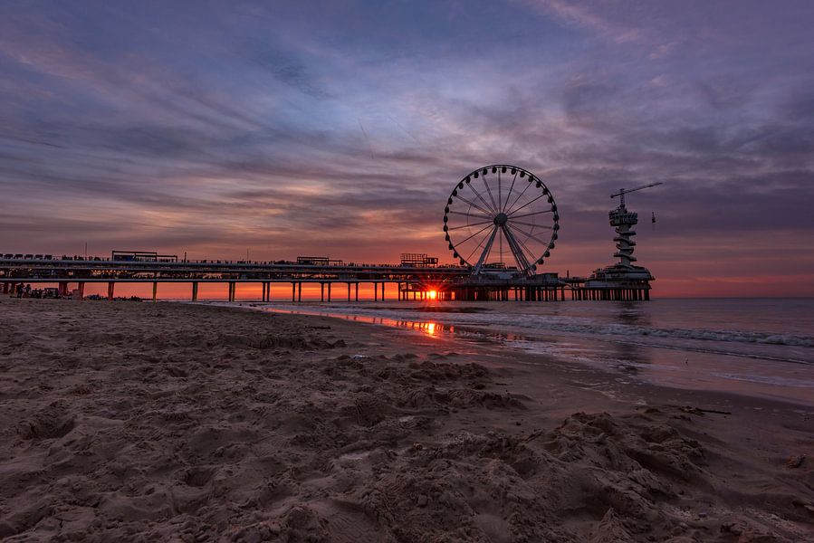 Scheveningen beach, pier and the ferris wheel at sunset with sun rays ...