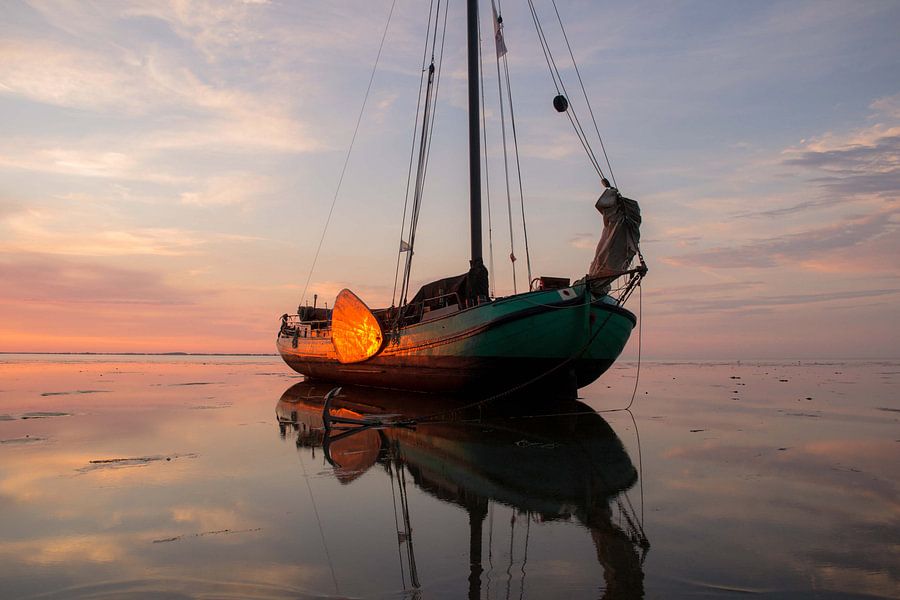 Droogvallen op de waddenzee bij zonsondergang van Hette van den Brink ...