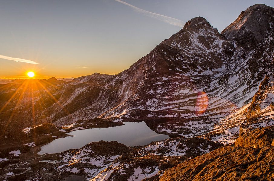Zonsopkomst boven een bergmeer in de bergen van Zuid-Tirol van Sean Vos ...