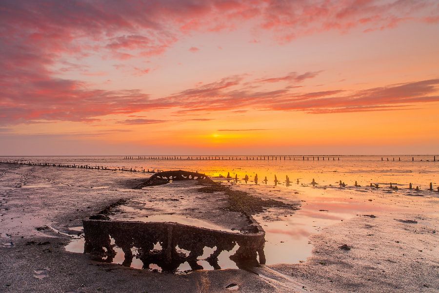 Wadden wrak - Scheepswrak bij Wierum van Hillebrand Breuker op canvas ...