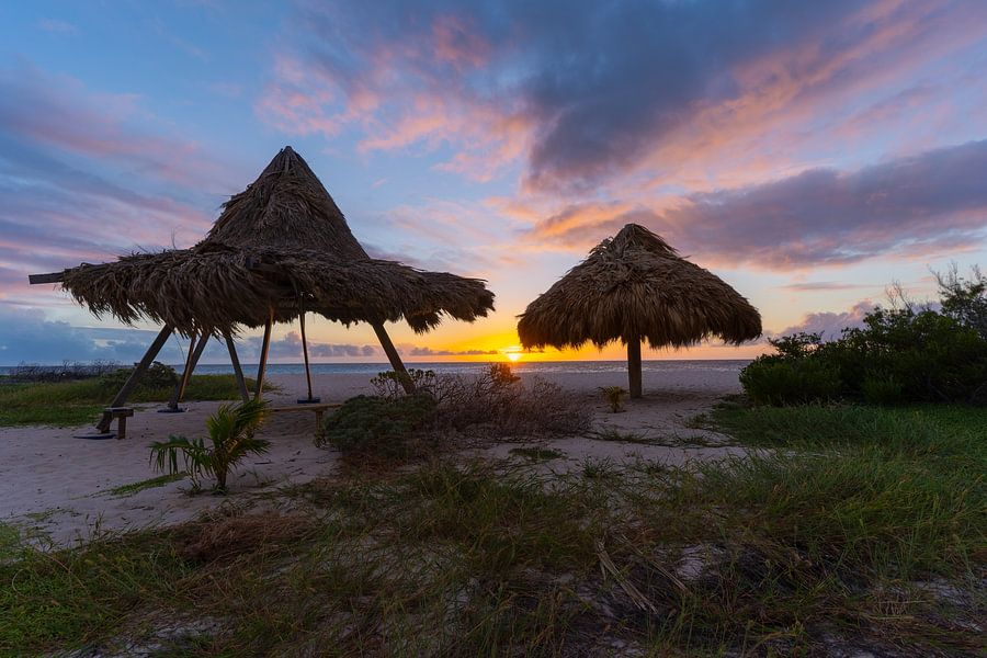 Zonsondergang op de strand klein curacao van Bfec.nl op canvas, behang ...