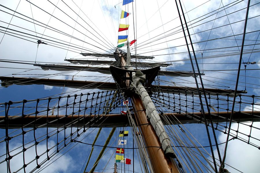 Zeilboot met de mast hoog in de lucht van Arjan Groot op canvas, behang ...