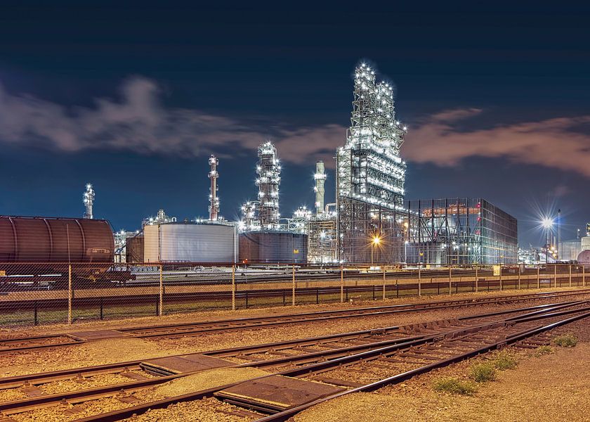 Petrochemische installaties met rangeerstation 's nachts, Antwerpen van ...