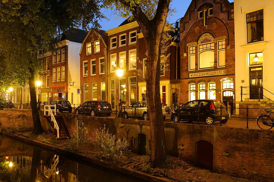 Nieuwegracht in Utrecht tussen Quintijnsbrug en Magdalenabrug van ...