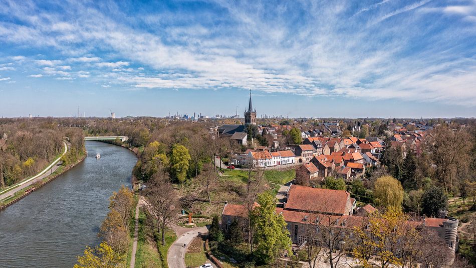 Drone panorama van Elsloo aan de Maas van John Kreukniet op canvas, behang en meer