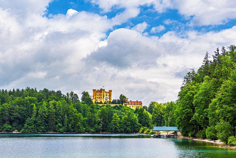 Uitzicht over de Alpsee naar kasteel Hohenschwangau in de Allgäu van ...