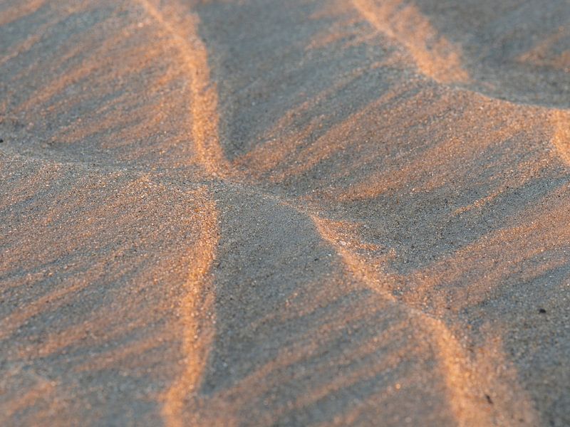 Zand structuren op het strand van Hillebrand Breuker op canvas, behang ...