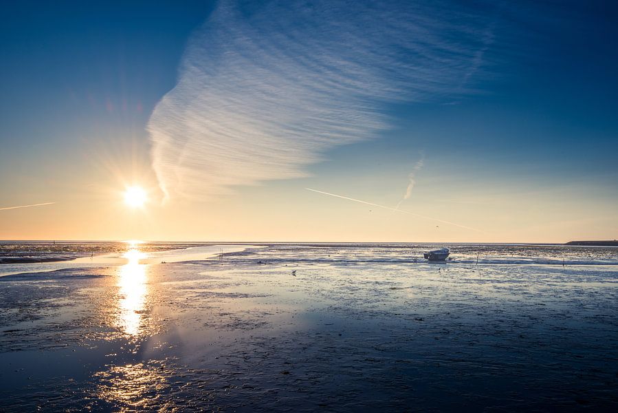 Uitrusten op de Waddenzee van Hannes Cmarits op canvas, behang en meer