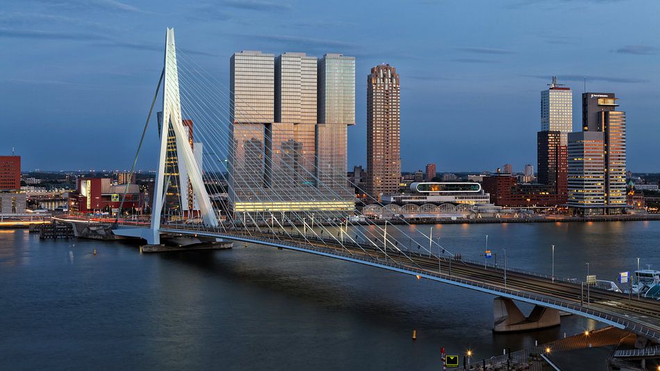 De Rotterdam, Erasmusbrug in de avond van Rob van der Teen op canvas ...