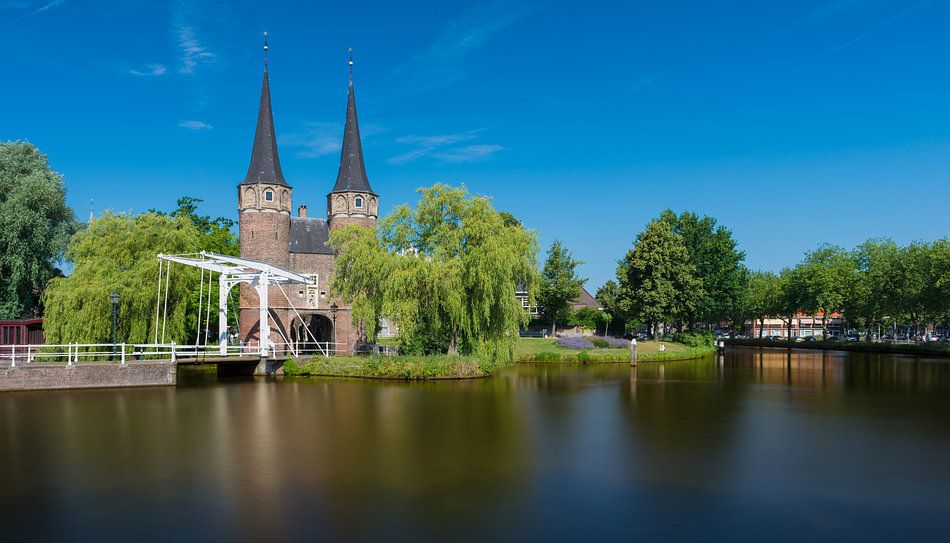 Oostpoort te Delft met stilstaand water van Marc de IJk op canvas ...