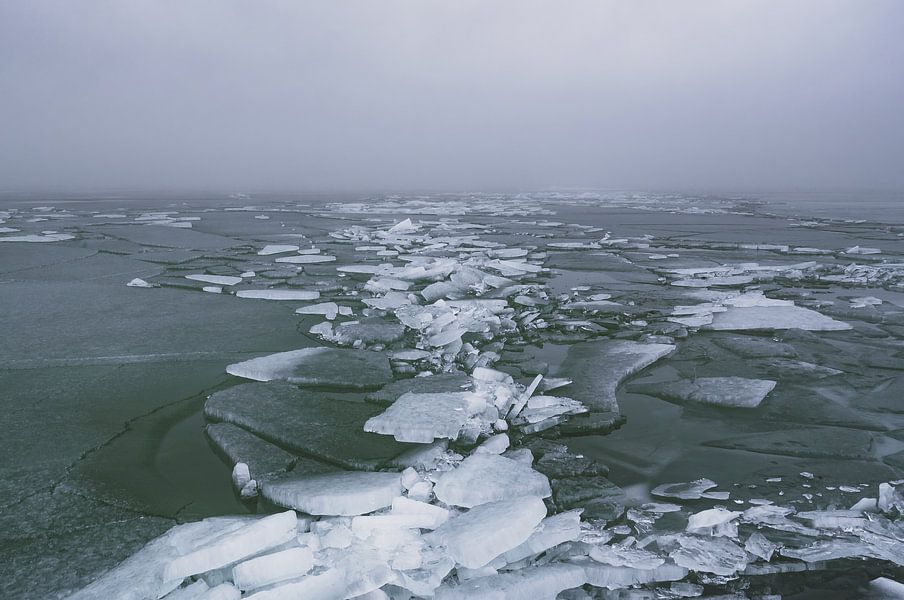 IJsschotsen op het IJsselmeer in de winter van Sjoerd van der Wal ...