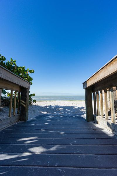 Verenigde Staten, Florida, Houten landingsbaan naar perfect wit strand ...