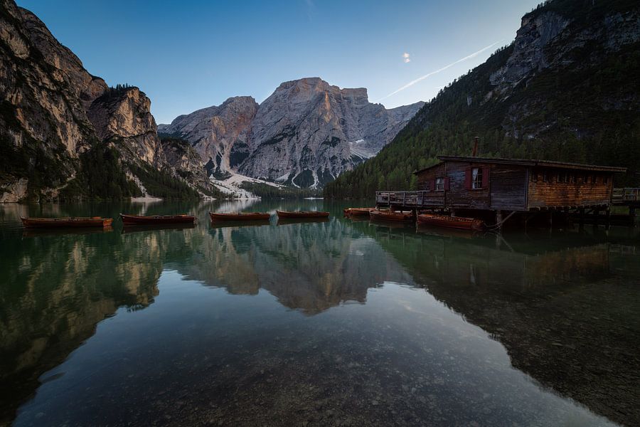 Lago di Braies in Italie van Michael Bollen op canvas, behang en meer