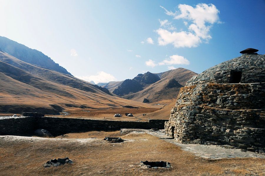 Tash Rabat de Karavanserai langs de zijderoute,. van Ton Bijvank op canvas, behang en meer
