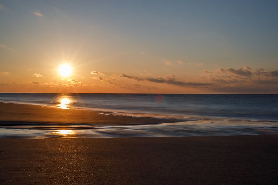 De zon zakt langzaam de zee in van Marjon Kocks op canvas, behang en meer