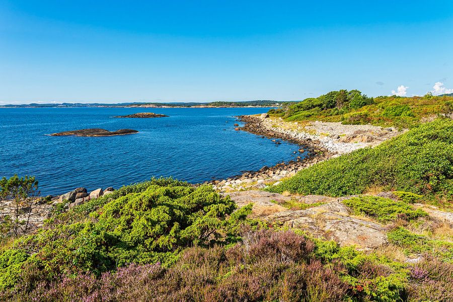 Landschap op het eiland Merdø bij Arendal in Noorwegen van Rico Ködder ...