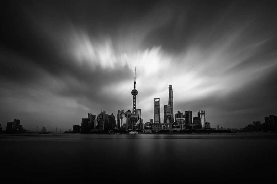 Zwart wit foto vanaf de "bund" in Shanghai van Michael Bollen op canvas ...