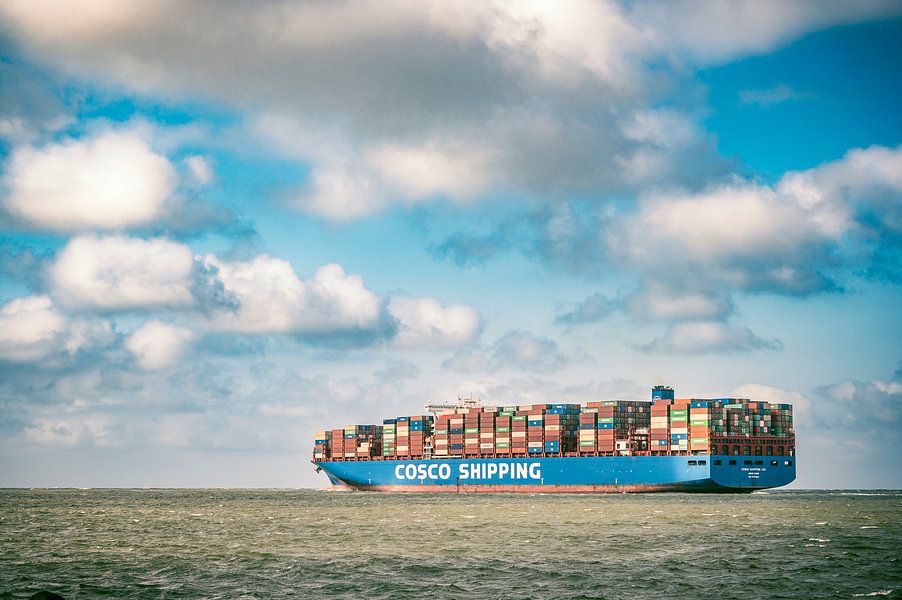 Containerschip van COSCO SHIPPING verlaat de haven van Rotterdam van ...