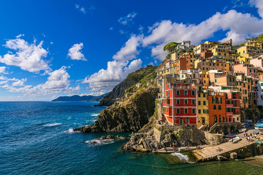 Uitzicht op Riomaggiore aan de Middellandse Zeekust in Italië van Rico ...