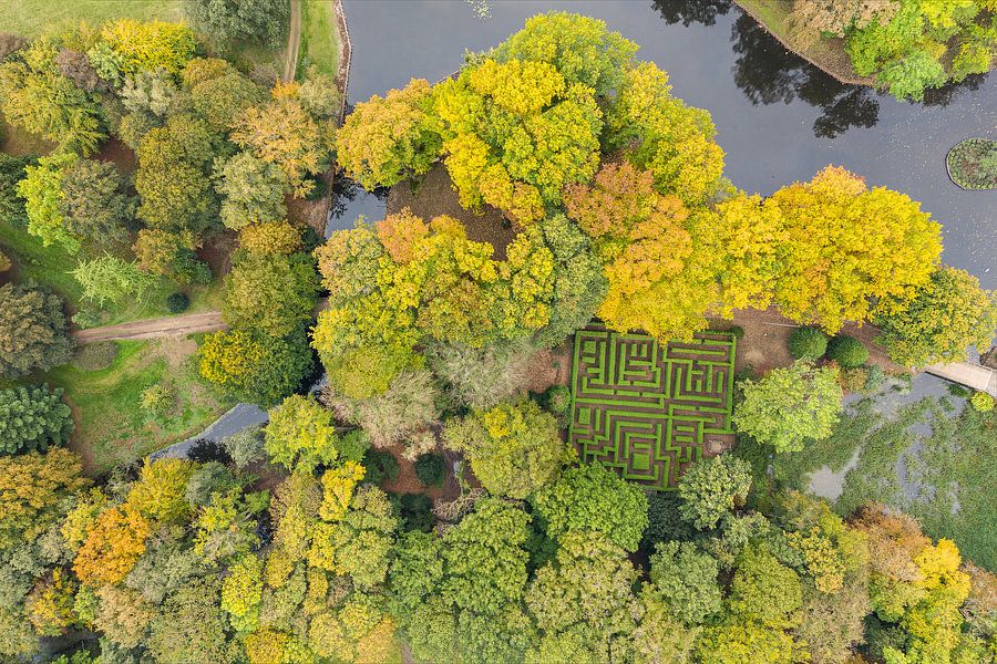 Een doolhof in een kasteeltuin in de herfst van Jeroen Kleiberg op ...
