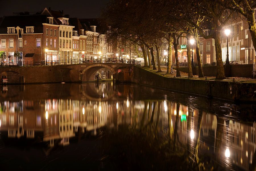 Oudegracht met Zandbrug en Nieuwekade in Utrecht van Donker Utrecht op ...