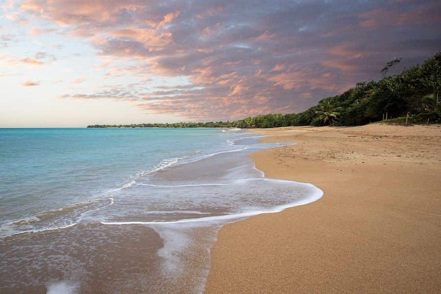 Plage de Clugny, strand in het Caribisch gebied Guadeloupe van Fotos by ...
