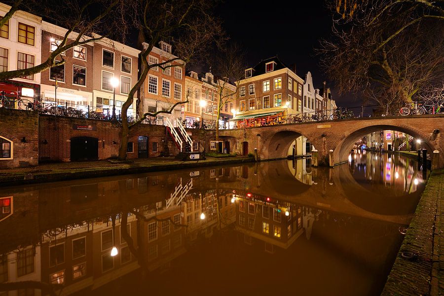 Oudegracht in Utrecht met Gaardbrug van Donker Utrecht op canvas, behang en meer