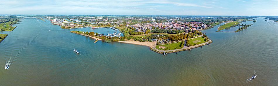 Lucht panorama from het historische stadje Gorinchem aan de rivier de ...