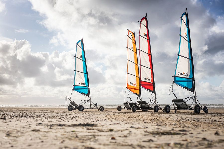 Blokarten op het strand van Texel van Marjon Kocks op canvas, behang en ...