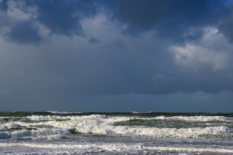 Golven op het Noordzee strand van het eiland Texel in de Waddenzee van ...