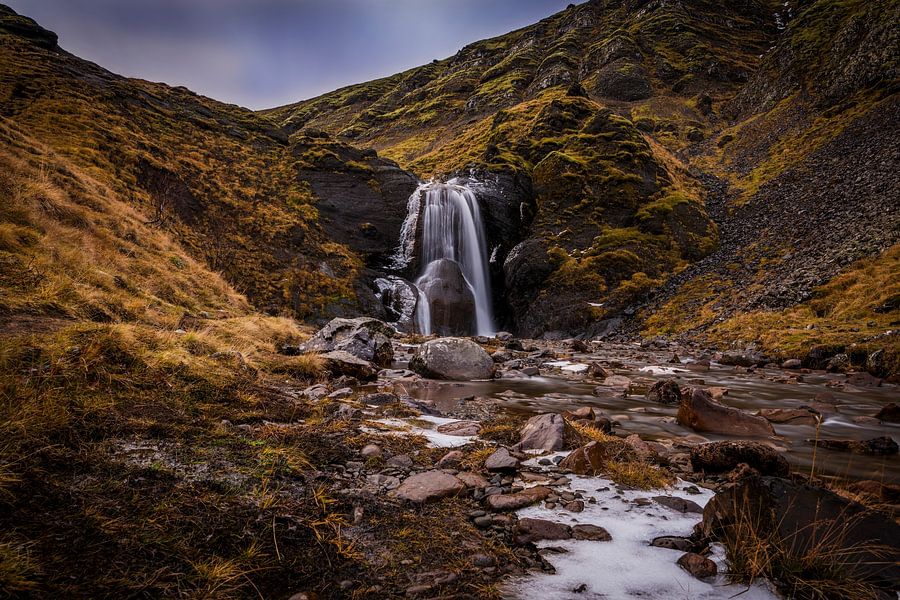 Helgufoss waterval ijsland, waterfall iceland van Corrine Ponsen op ...