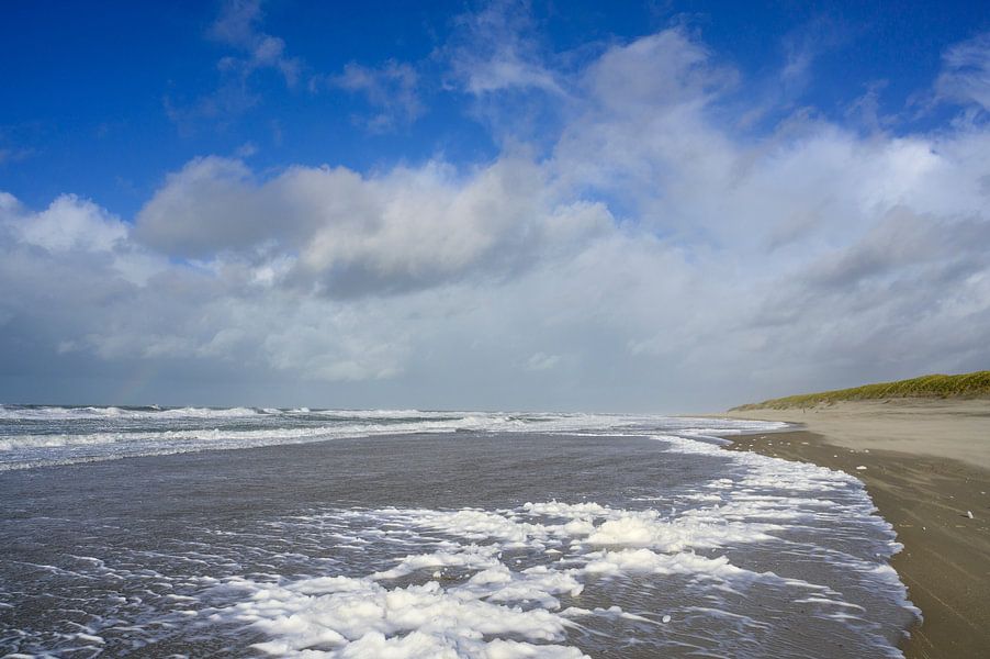 Golven slaan op het Noordzeestrand bij het eiland Texel in de Waddenzee ...